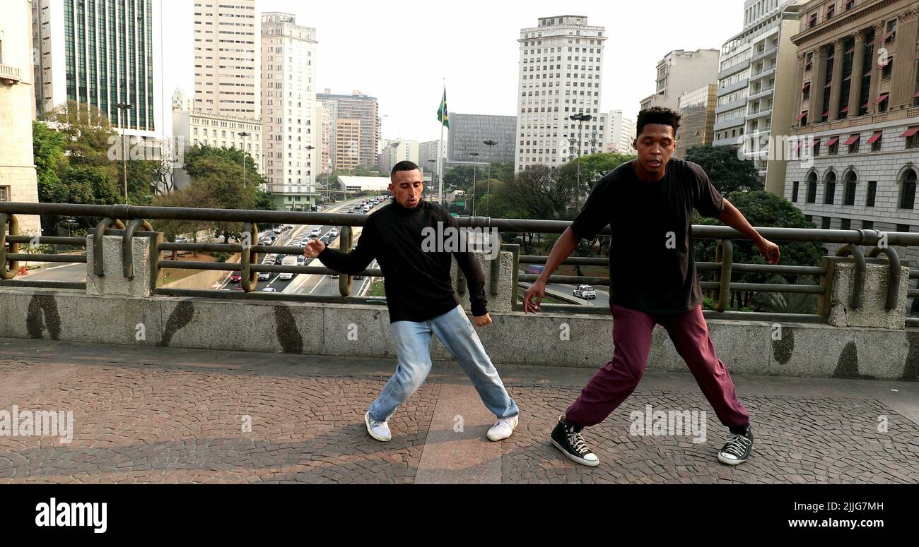 Two dancers dancing in urban downtown city Stock Photo - Alamy