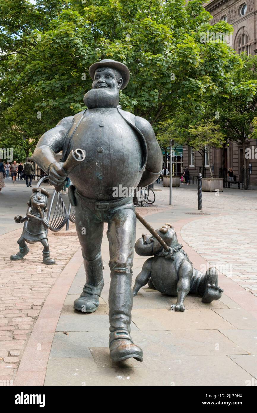 Statue of Desperate Dan, his dog, Dawg, and Minnie the Minx in Dundee ...