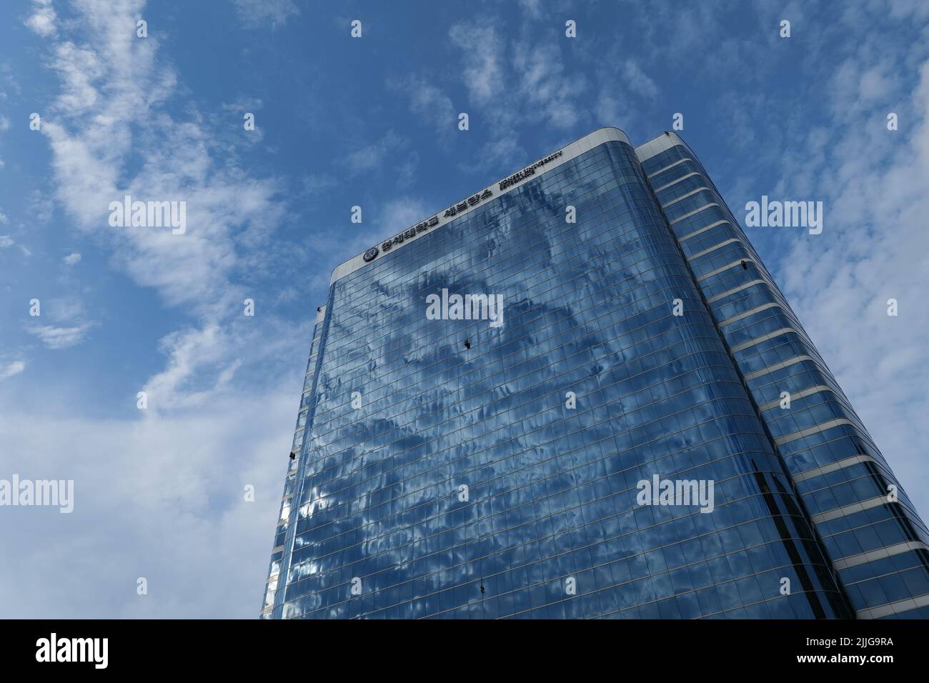 Building corporate clouds sky hi-res stock photography and images - Alamy