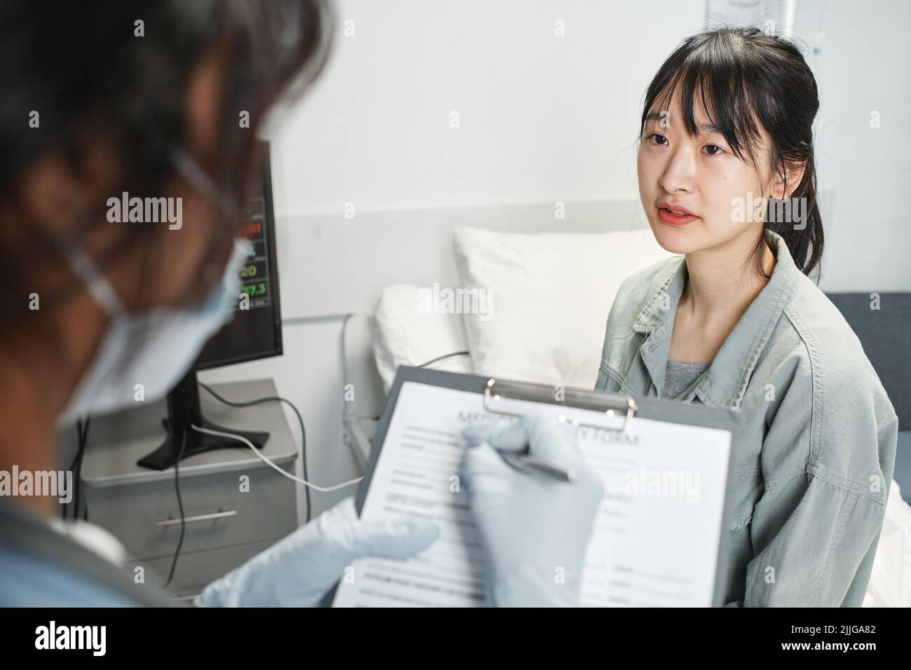 Medical patient asking question hi-res stock photography and images - Alamy