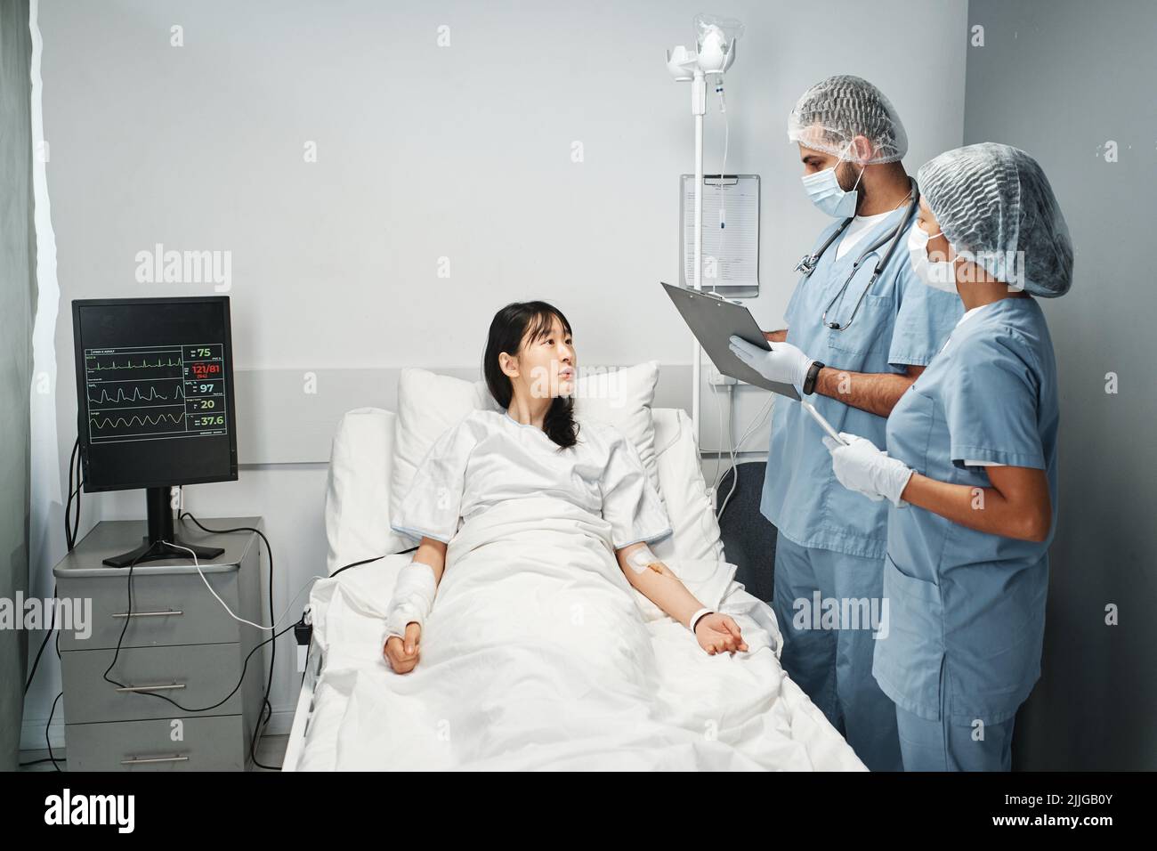 Hospital bed patient notes hi-res stock photography and images - Alamy