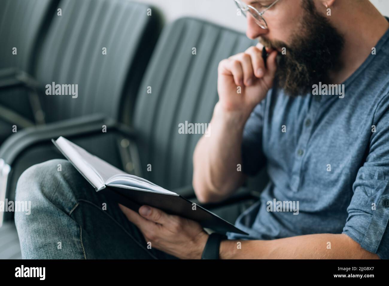 brainwork thinking focused man read data notepad Stock Photo - Alamy
