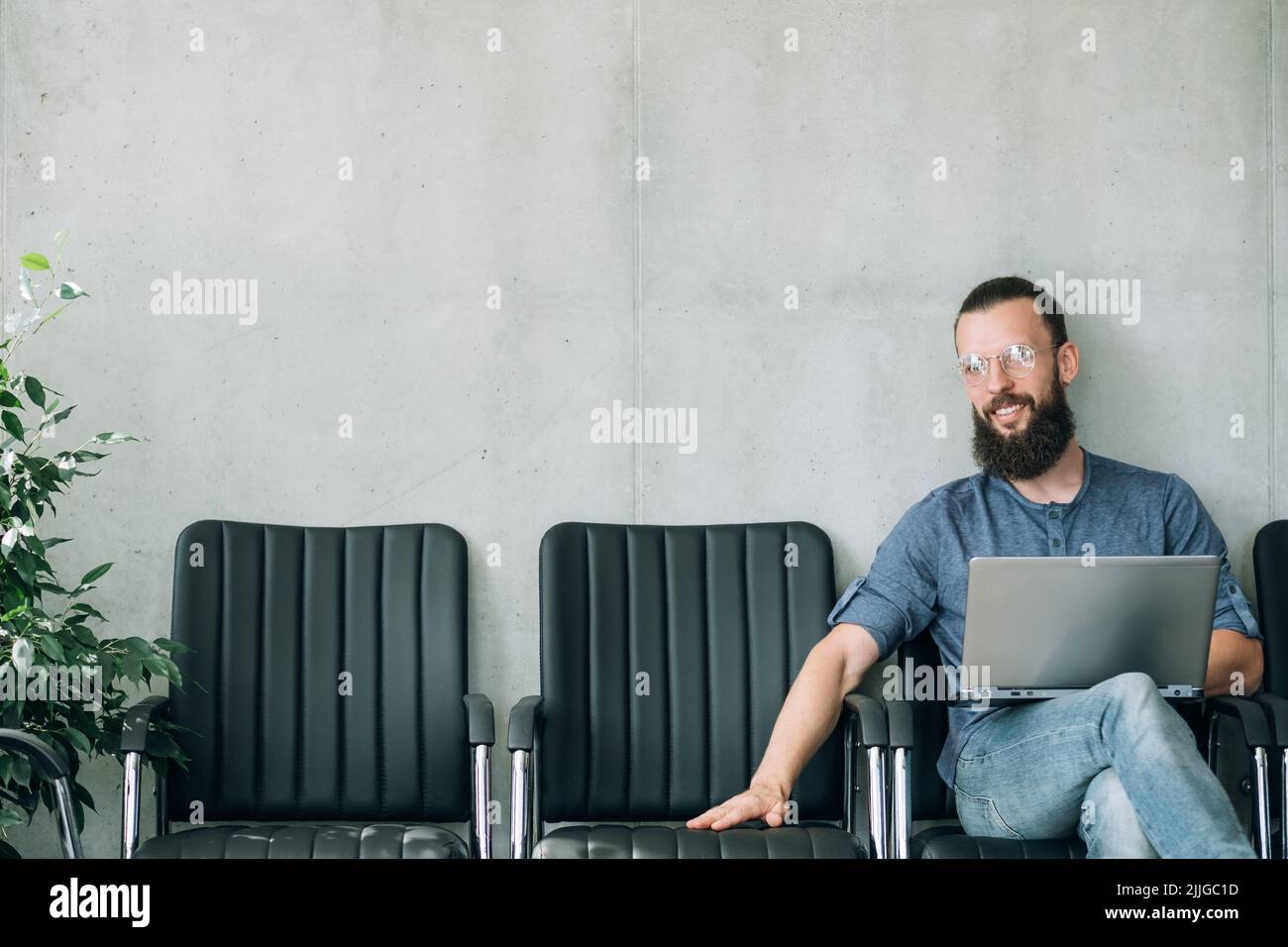 Empty chair hi-res stock photography and images - Alamy