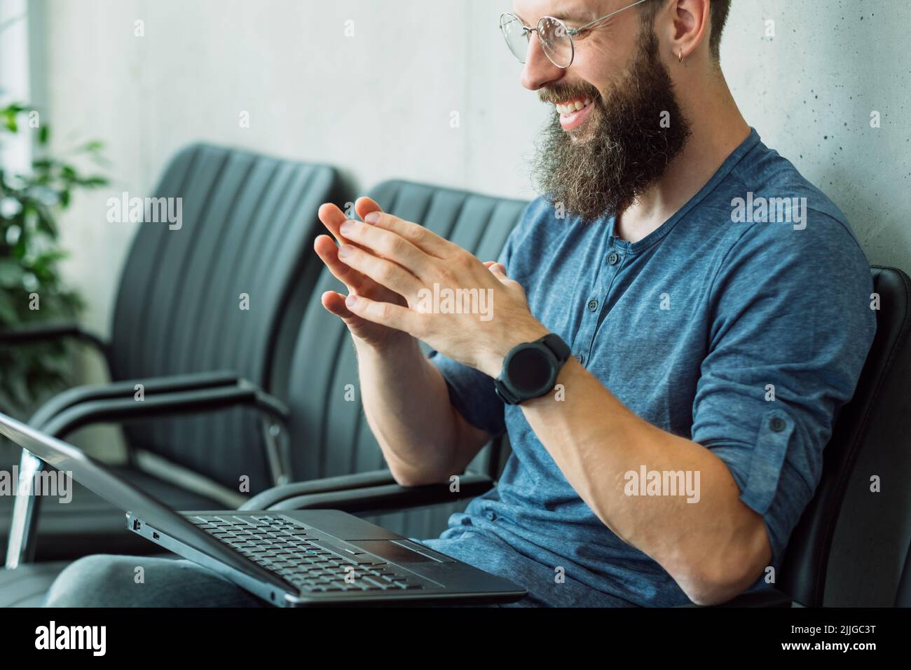 online job interview hr talking applicant laptop Stock Photo - Alamy