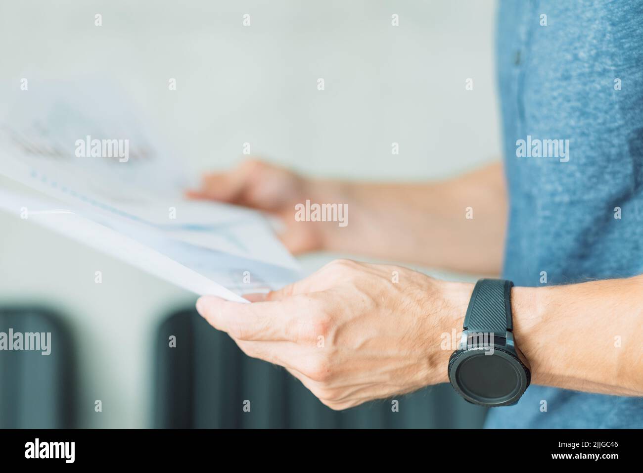 Business holding hands hi-res stock photography and images - Alamy