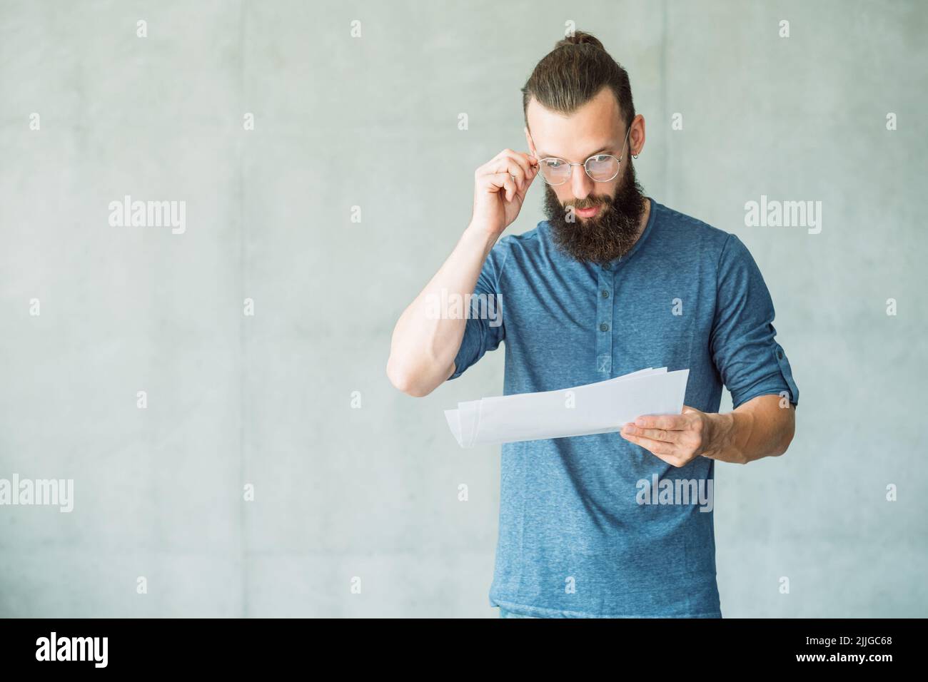 man reading script papers focused screen writer Stock Photo - Alamy