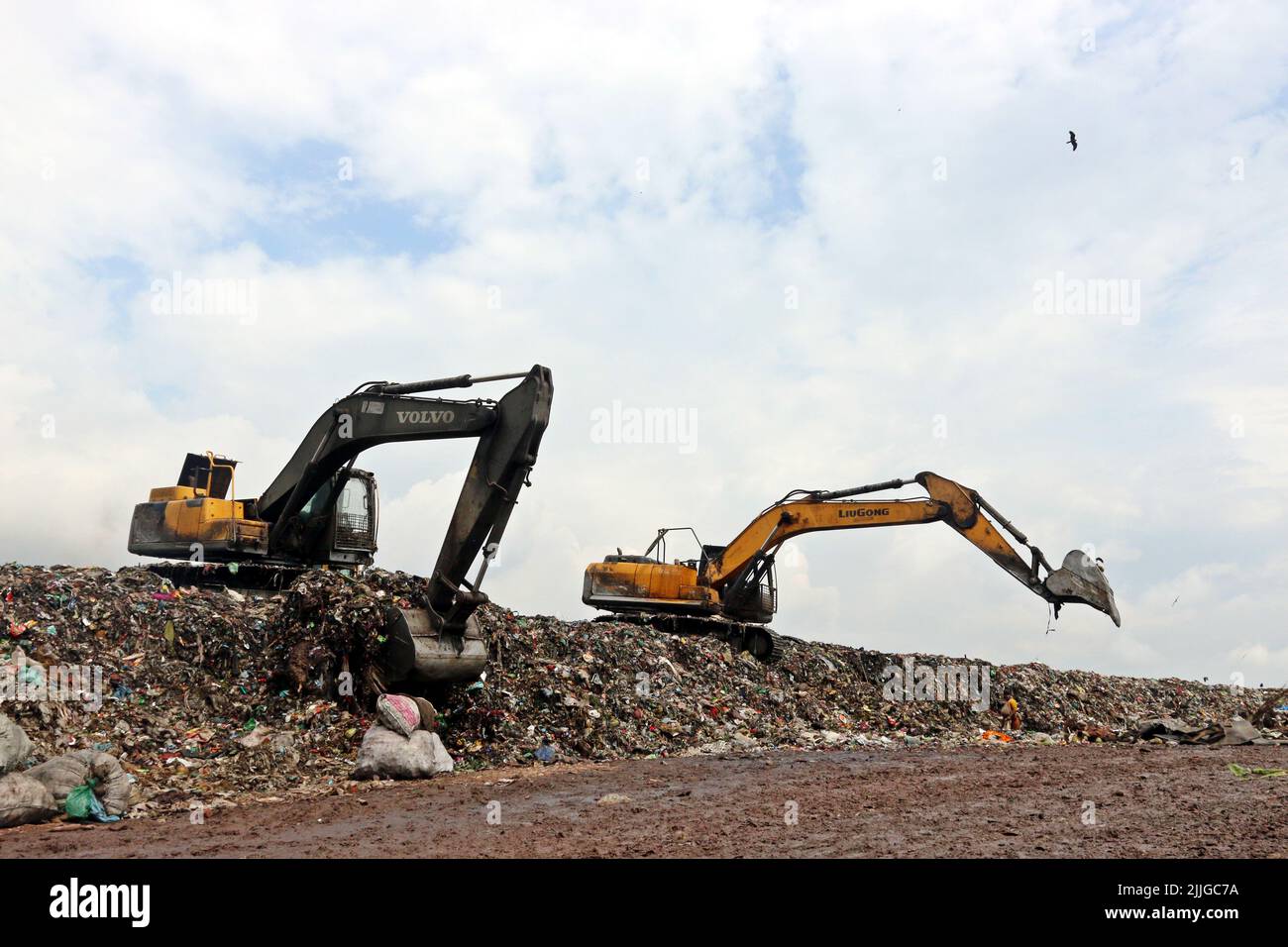 People recycle non-biodegradable waste at a garbage dump in Dhaka to be ...
