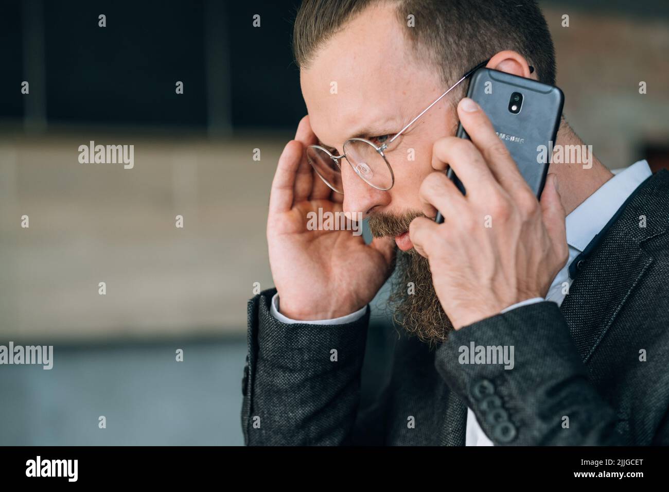 man talking mobile headache business phone call Stock Photo - Alamy