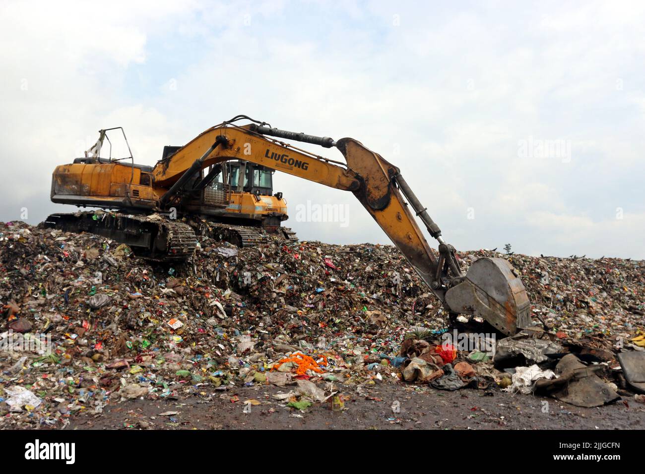 People recycle non-biodegradable waste at a garbage dump in Dhaka to be ...