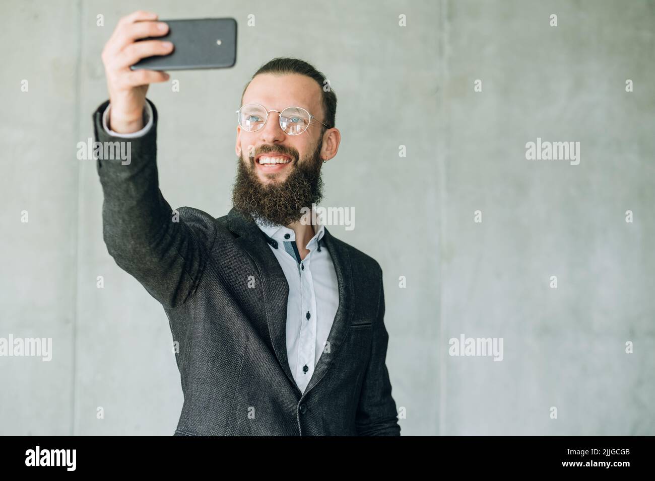 business man selfie phone workshop career training Stock Photo - Alamy