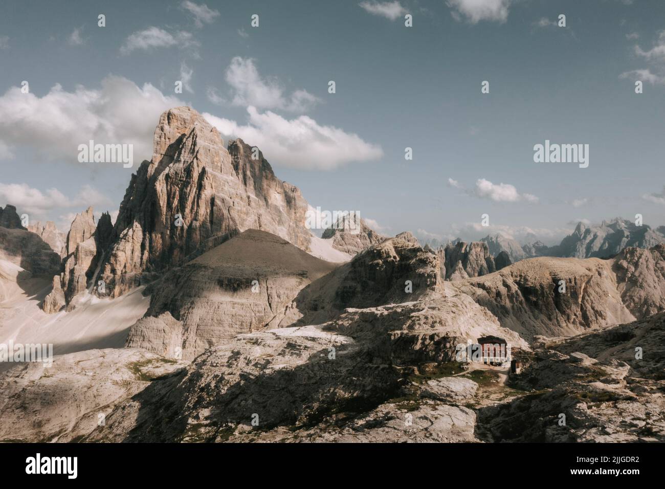 Drohenbild von der Büllelejochhütte ( Rifugio pian di cengia) und im ...