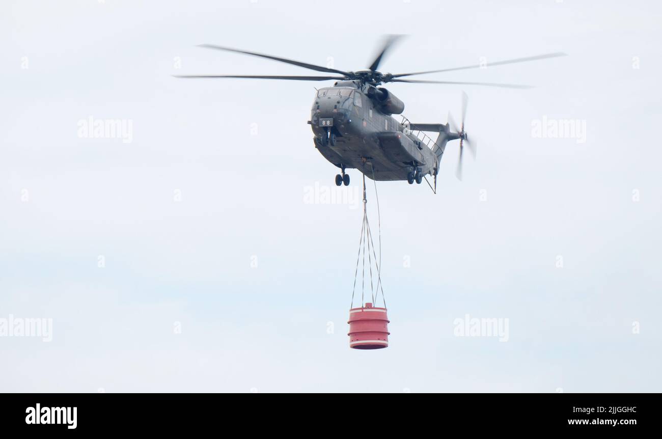 Falkenberg, Germany. 26th July, 2022. A Bundeswehr helicopter flies ...