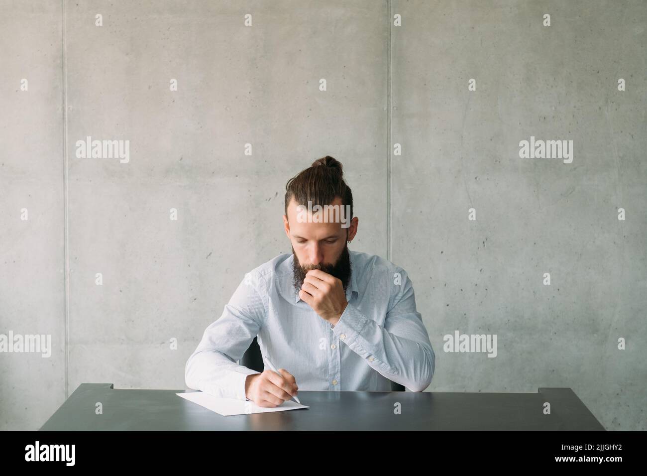 corporate life paperwork confused business man Stock Photo - Alamy