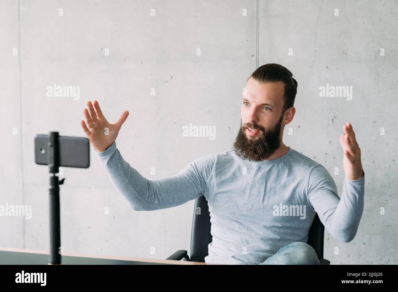 social vlog man smartphone share experience Stock Photo - Alamy