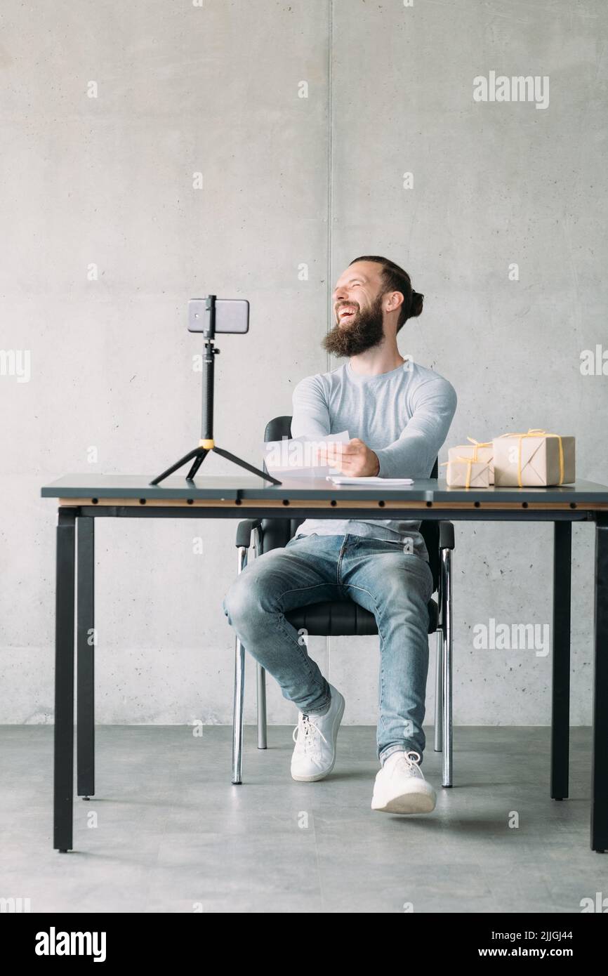 marketing coaching guy smartphone laughing camera Stock Photo - Alamy