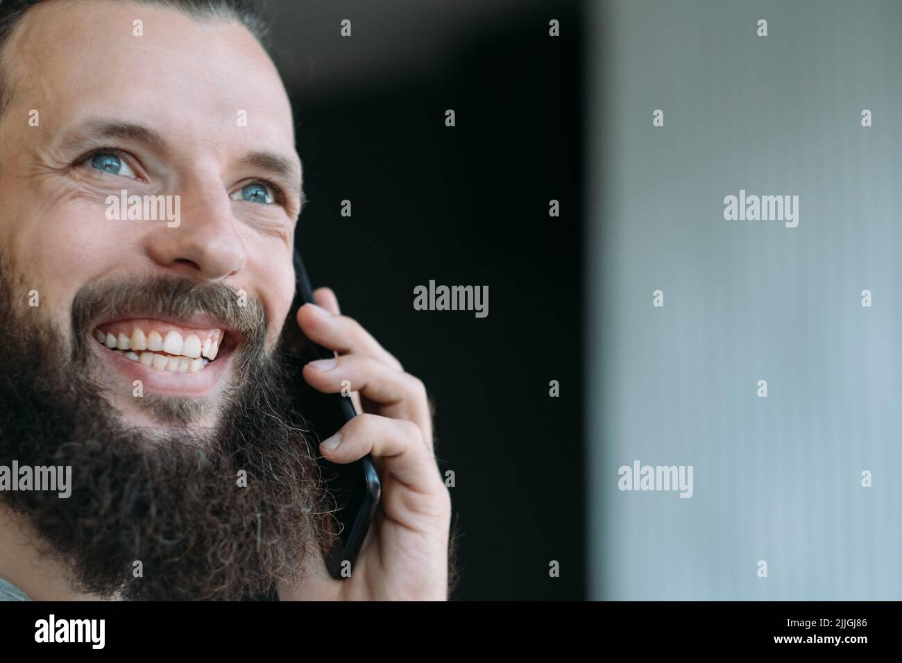 Handsome bearded guy smiling hi-res stock photography and images - Alamy