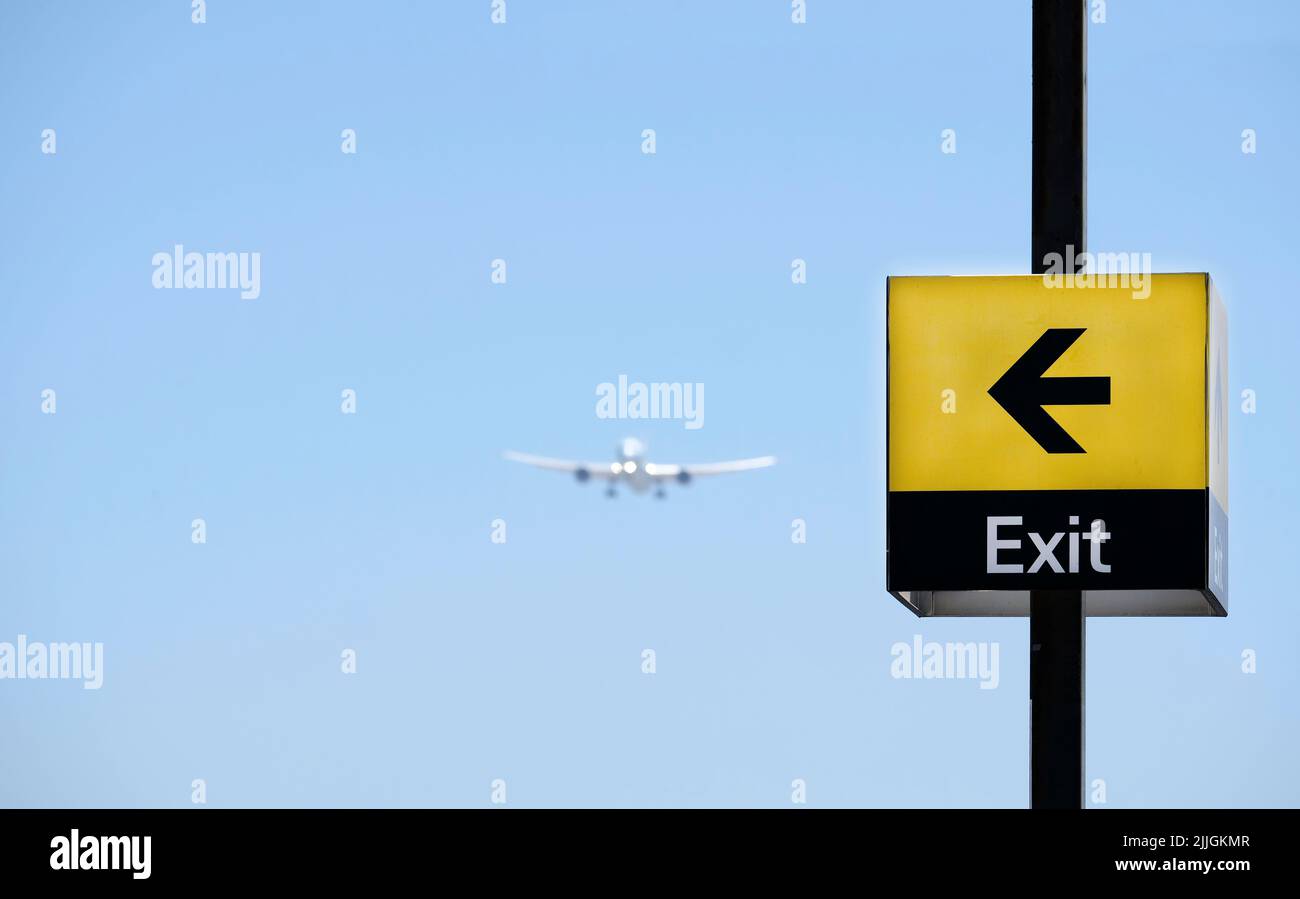 Approaching plane hi-res stock photography and images - Alamy