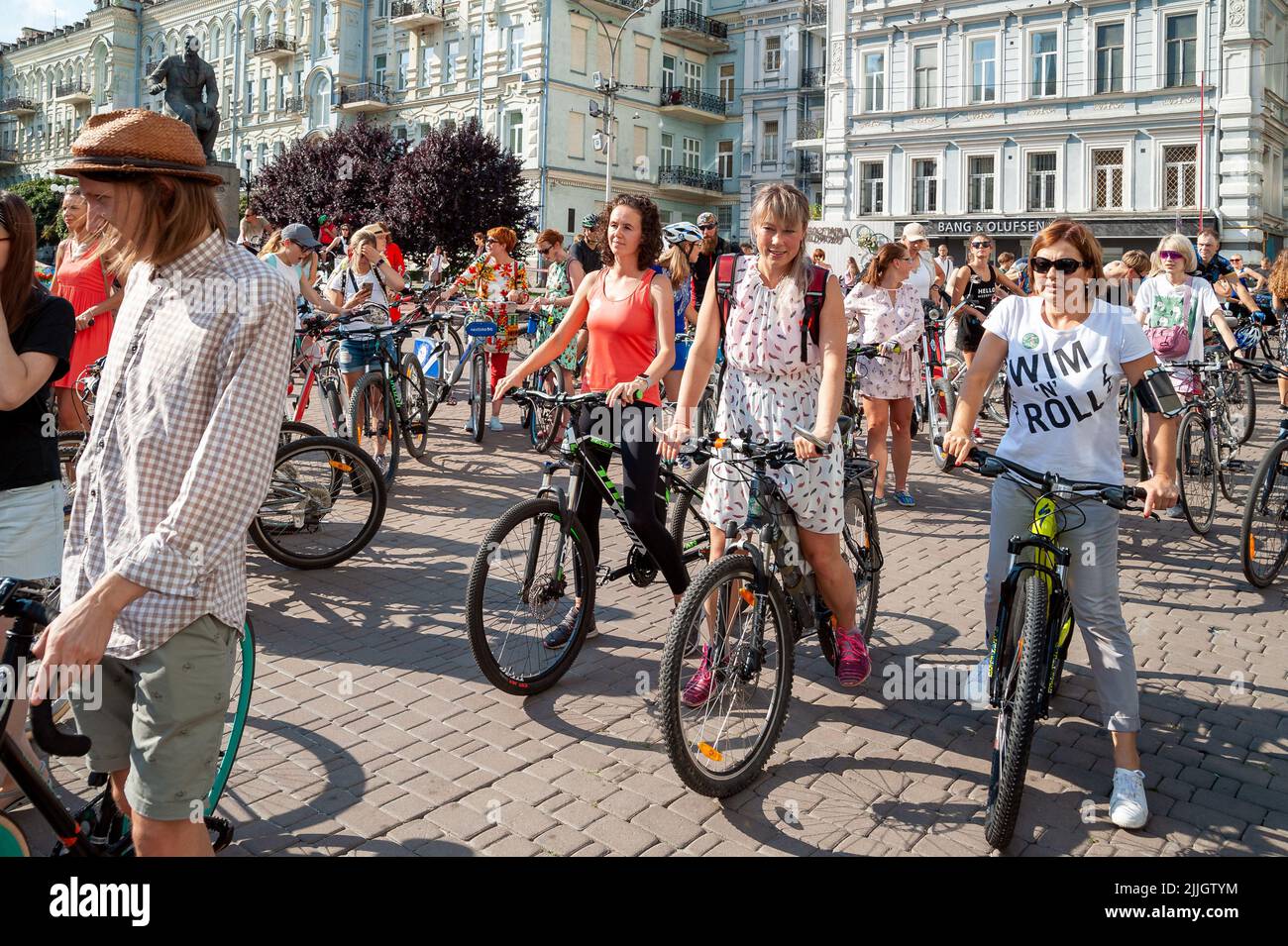 Vintage girls on bikes hi-res stock photography and images - Alamy