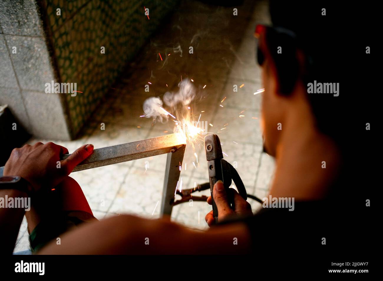 Asian man welding metal steel hi-res stock photography and images - Alamy