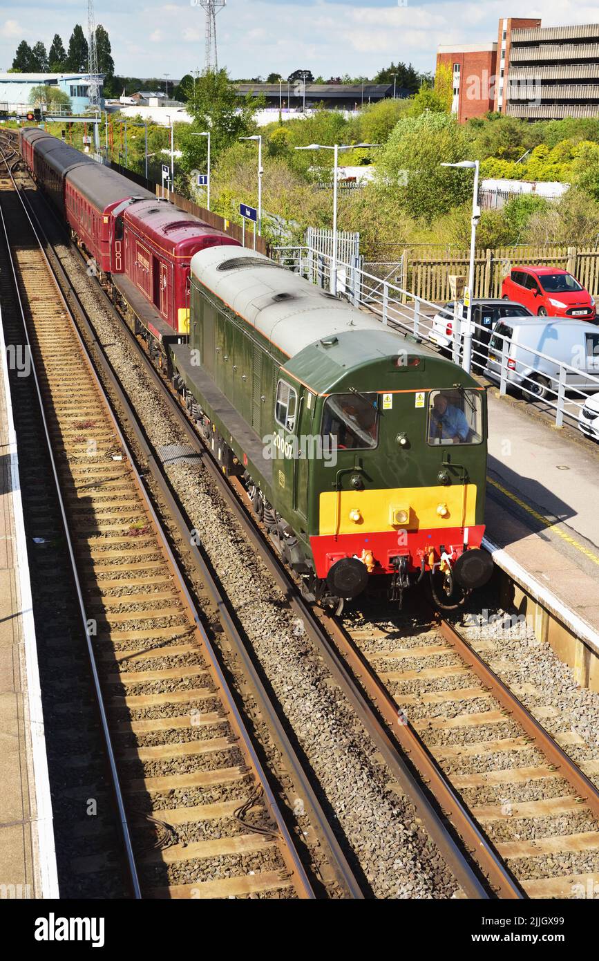 London underground livery hi-res stock photography and images - Alamy
