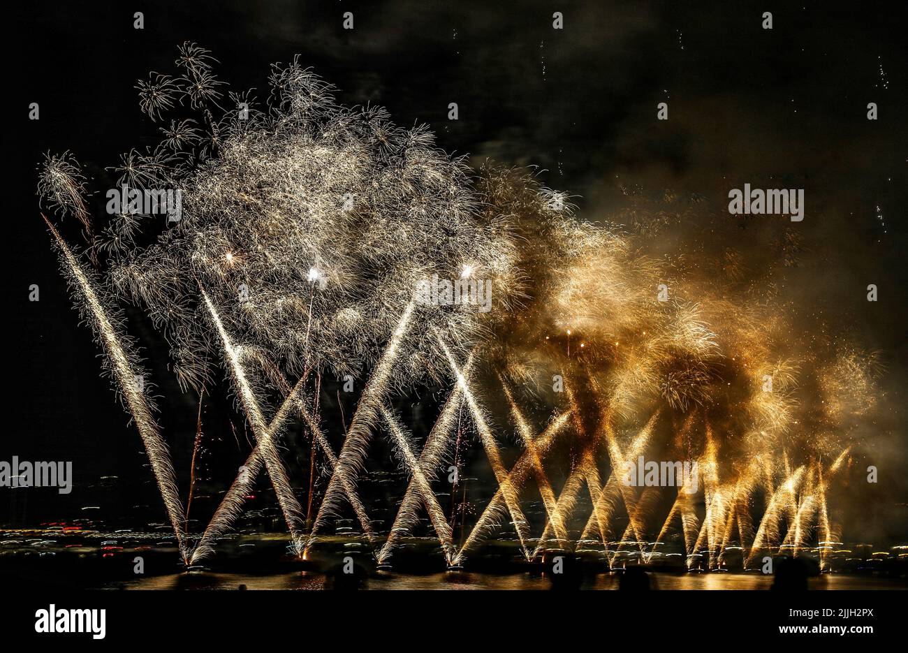 Silver fireworks hi-res stock photography and images - Alamy