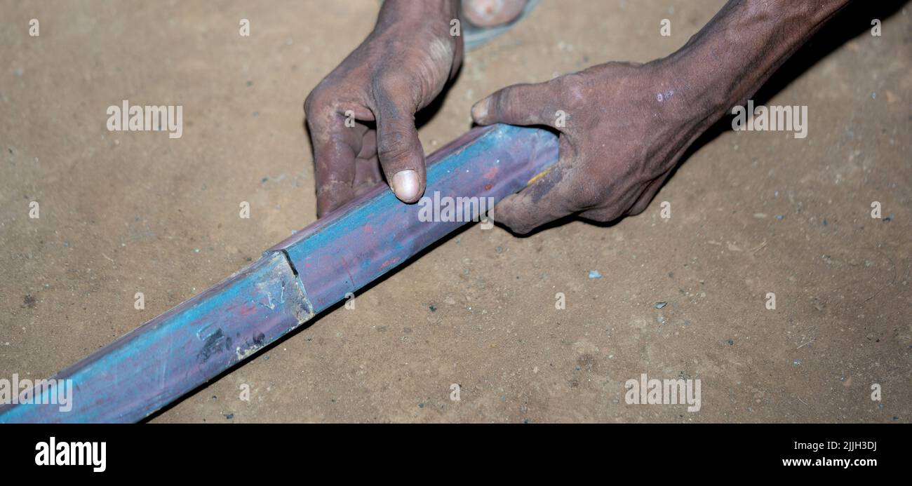 Close-up Hand holding metal 24-07-2022 Stock Photo - Alamy