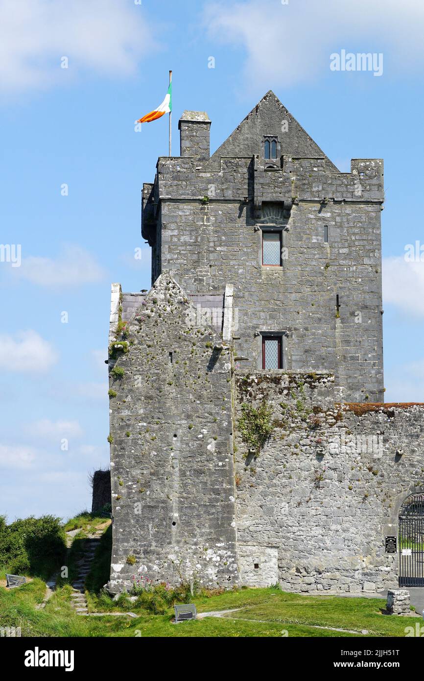 Dunguaire Castle, Dún Guaire, tower house, 16th-century, Galway Bay ...