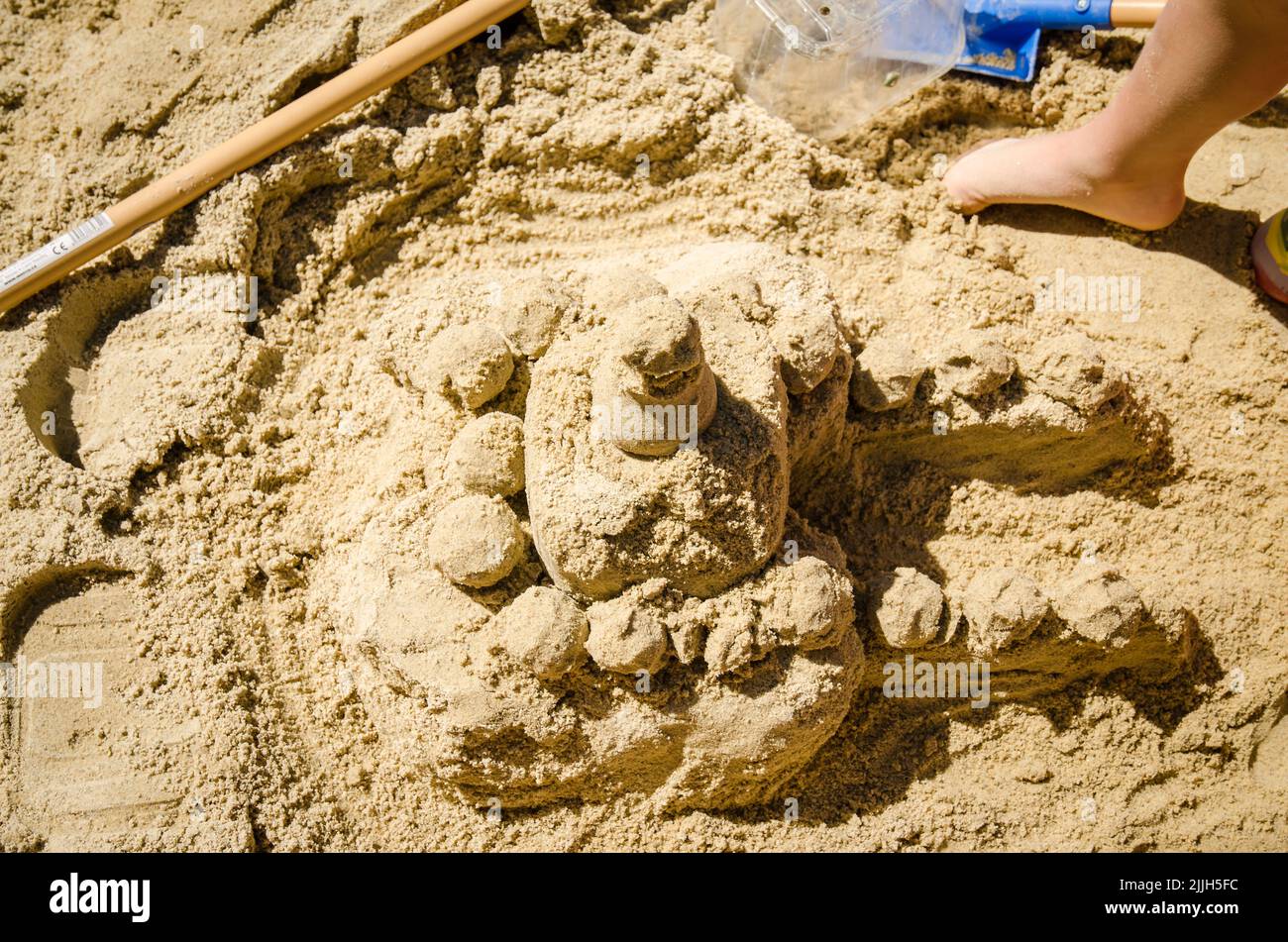 Children playing in sand box hi-res stock photography and images - Alamy