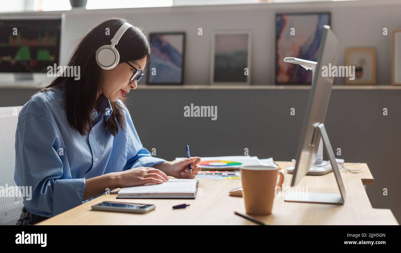 Female office worker taking notes hi-res stock photography and images ...