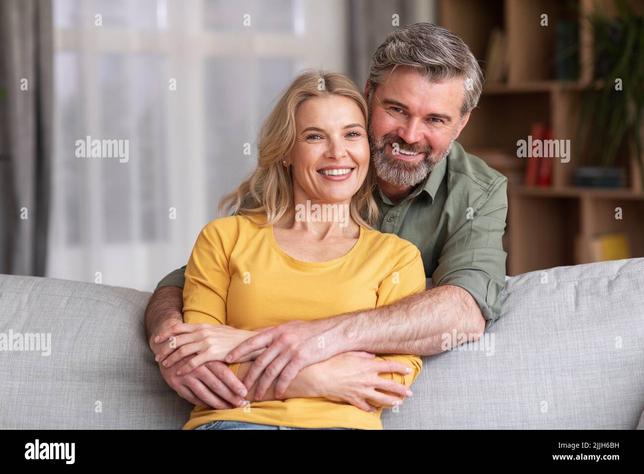 Husband and wife portrait home hi-res stock photography and images - Alamy