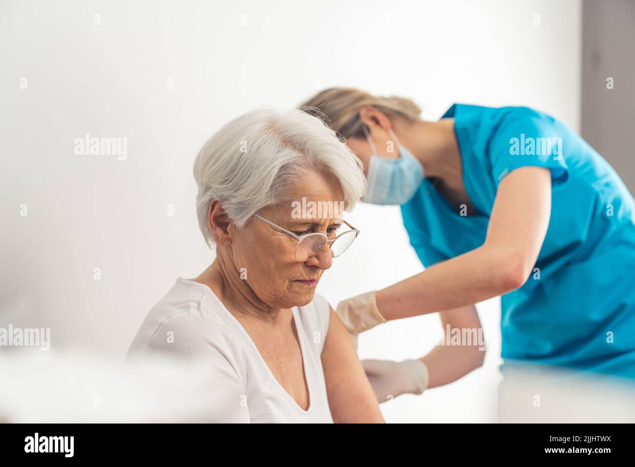 Hospital nurse injection hi-res stock photography and images - Alamy
