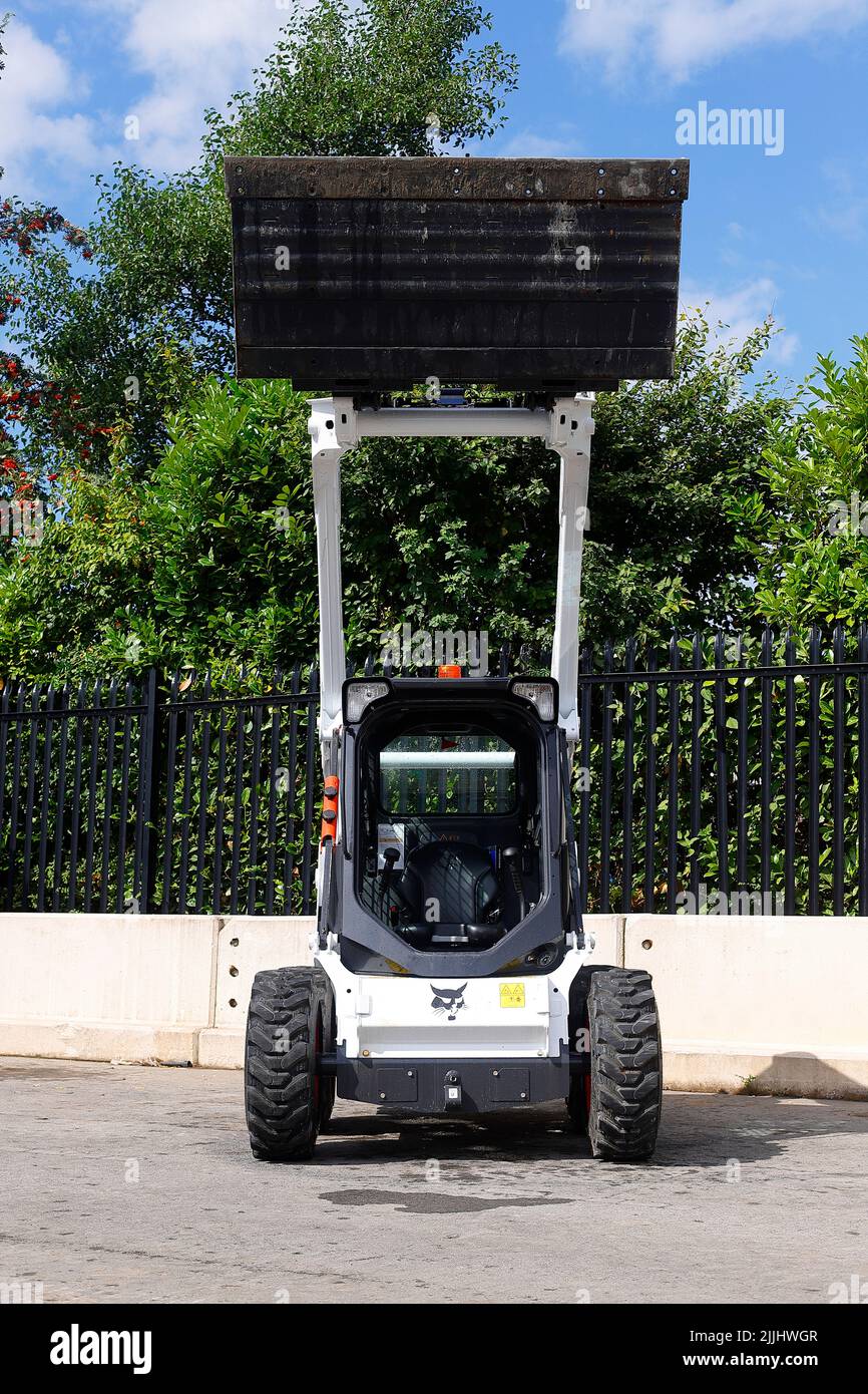 A brand new Bobcat S530 skidsteer loader Stock Photo - Alamy