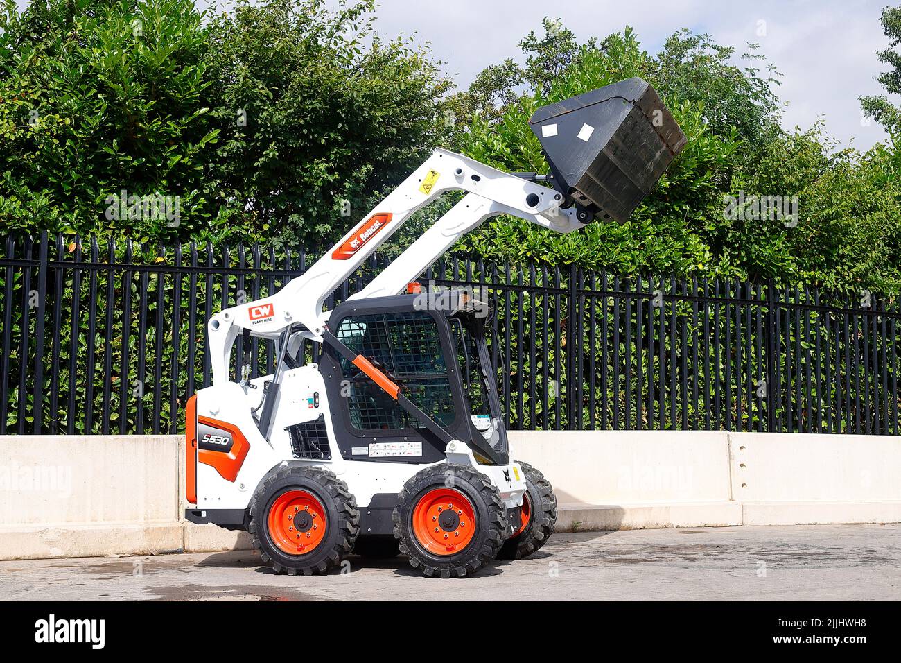Red and white skidsteer hi-res stock photography and images - Alamy