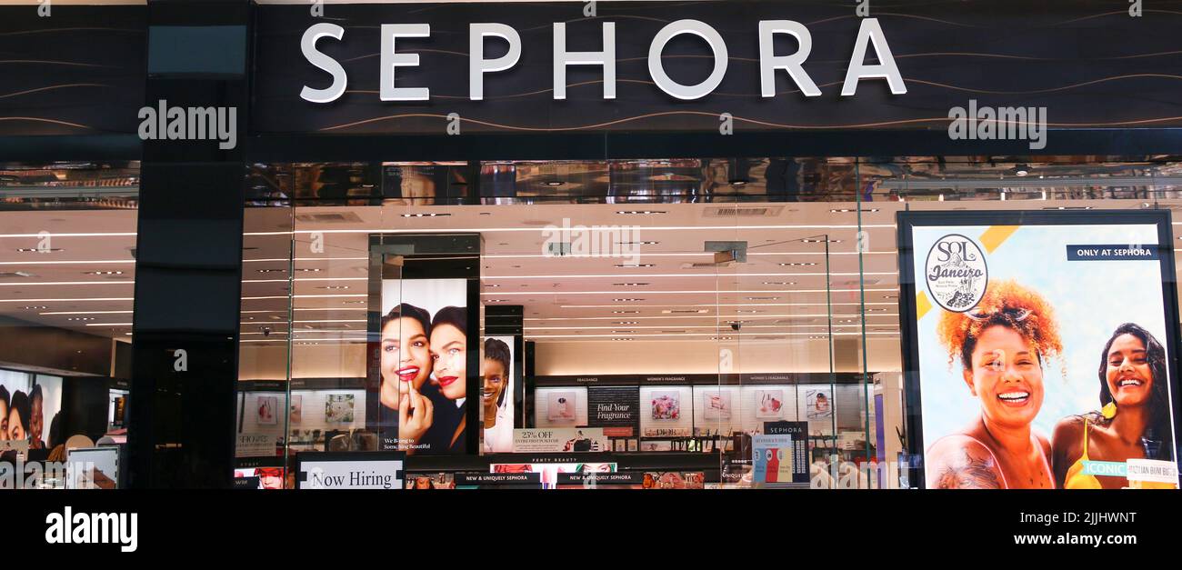 Huntington, New York, USA - 1 May 2022: Looking through the windows os ...