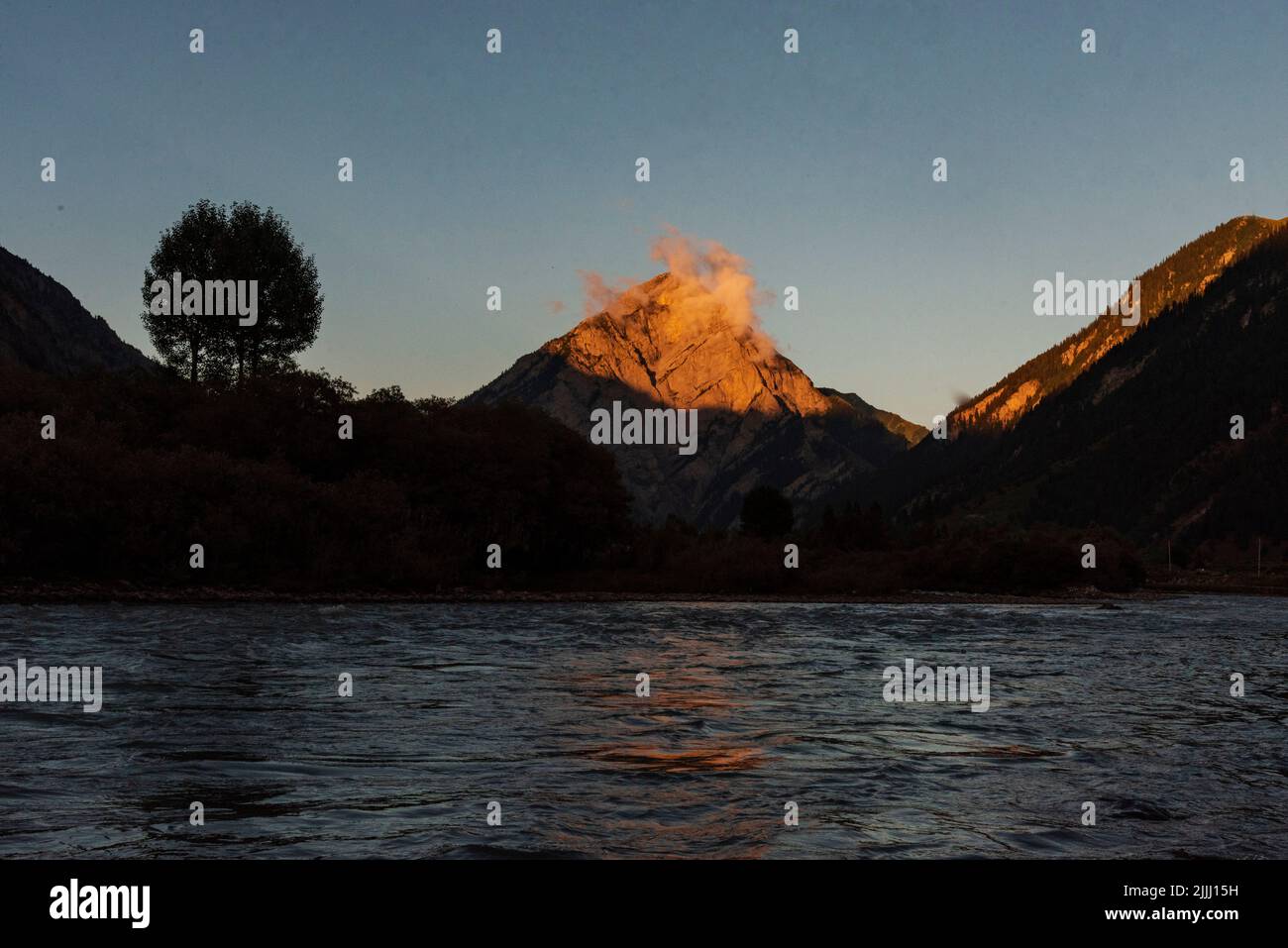 A view of Habba Khatoon mountain peak during sunset. (Photo by Idrees ...