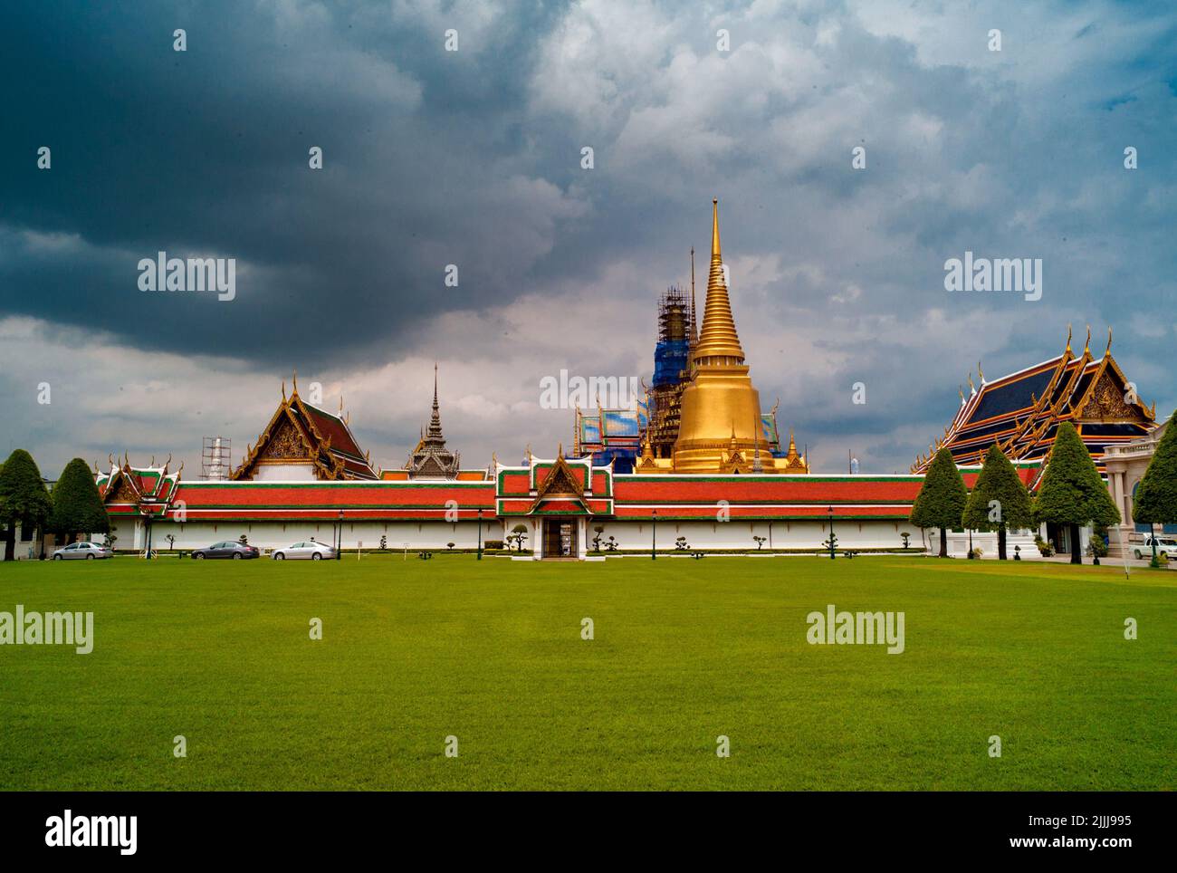 Buddhist statue royal palace temple hi-res stock photography and images ...