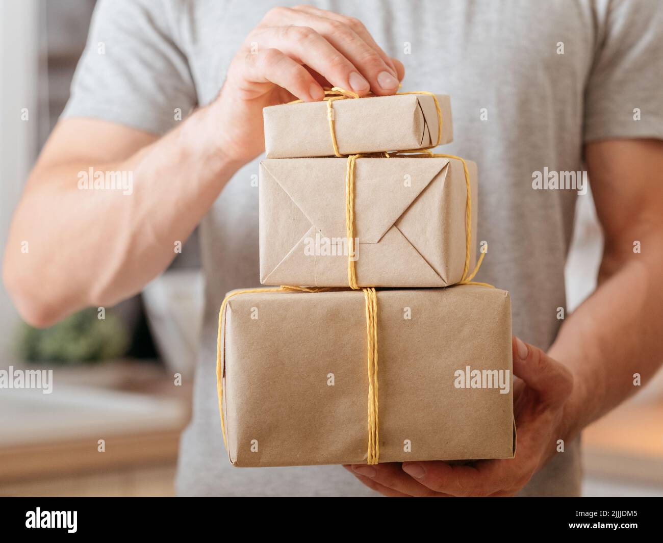 Delivery man boxes hi-res stock photography and images - Alamy