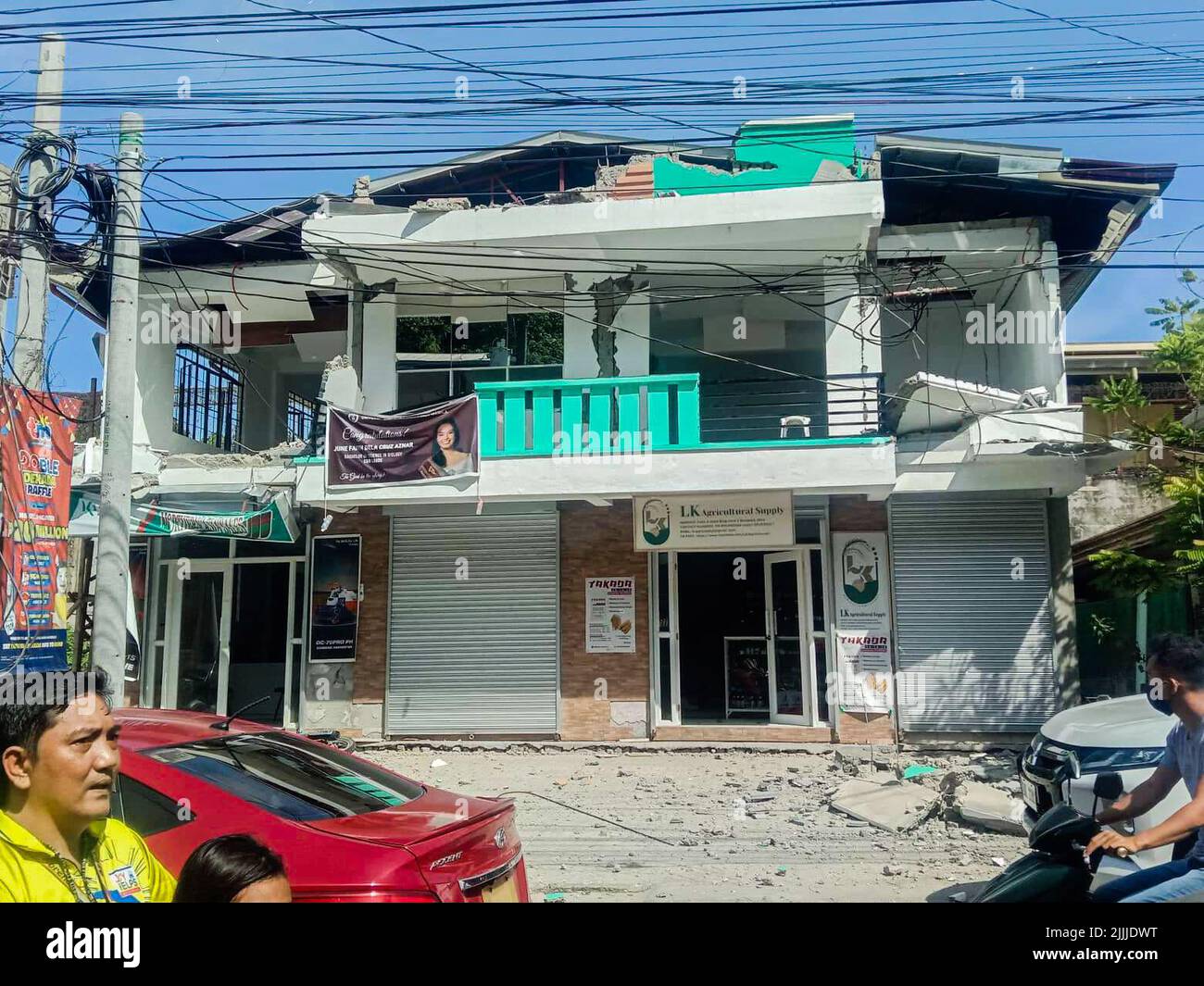 (220727) -- ABRA PROVINCE, July 27, 2022 (Xinhua) -- A house is damaged ...