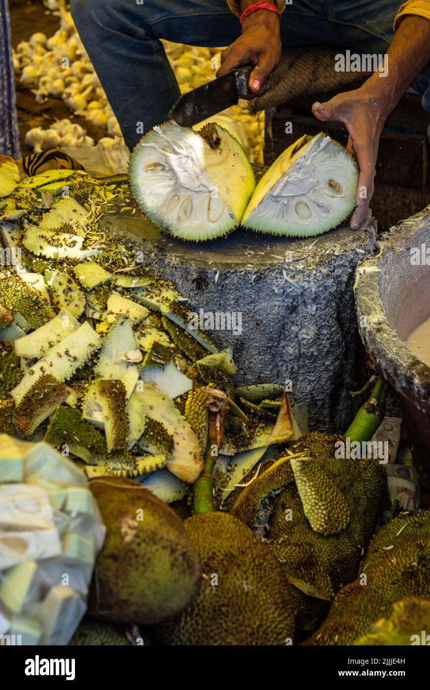 Man peel jackfruit hi-res stock photography and images - Alamy