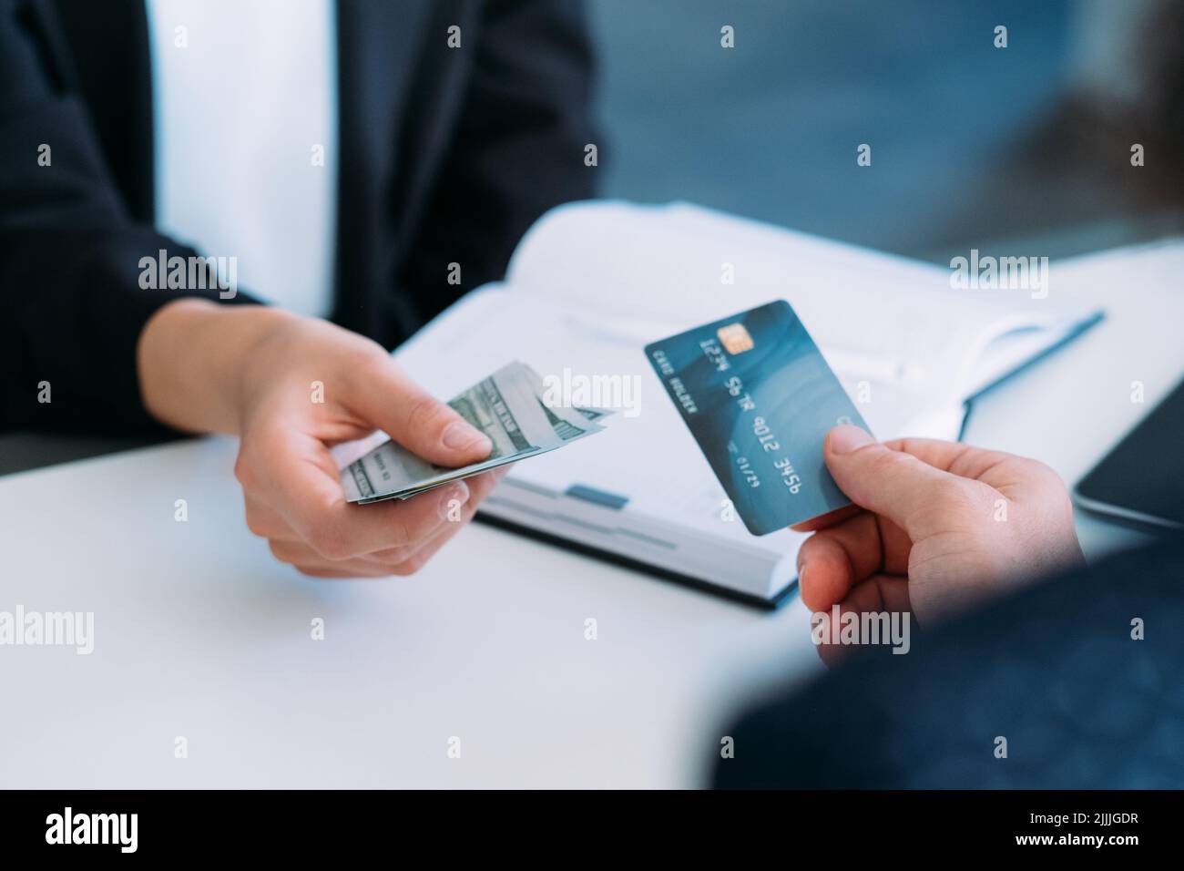 Cashless transaction hi-res stock photography and images - Alamy
