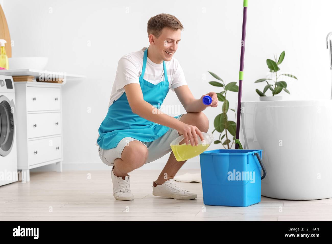 Pouring detergent bucket hi-res stock photography and images - Alamy