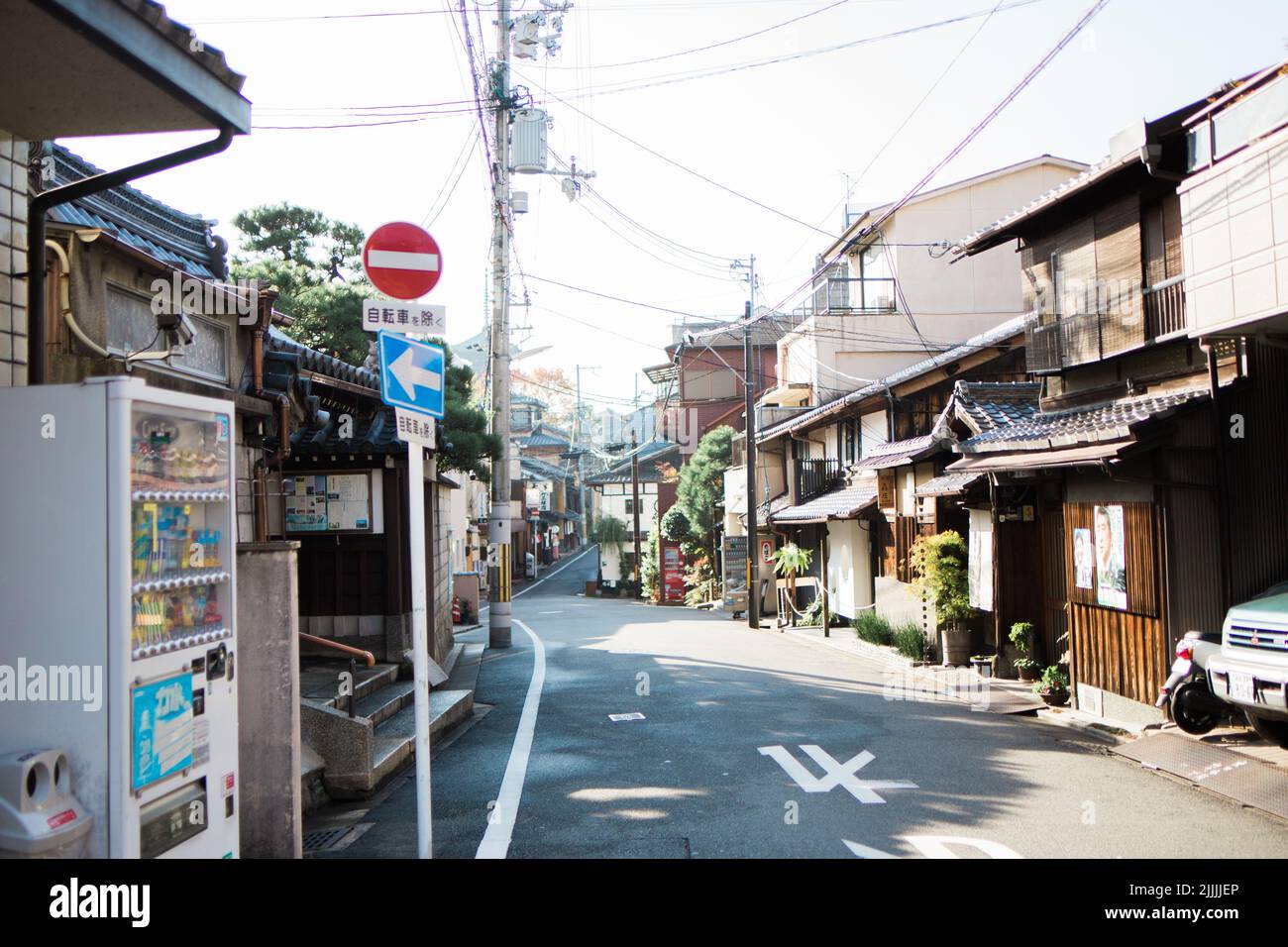 Traditional Japanese alley in Kyoto Stock Photo - Alamy