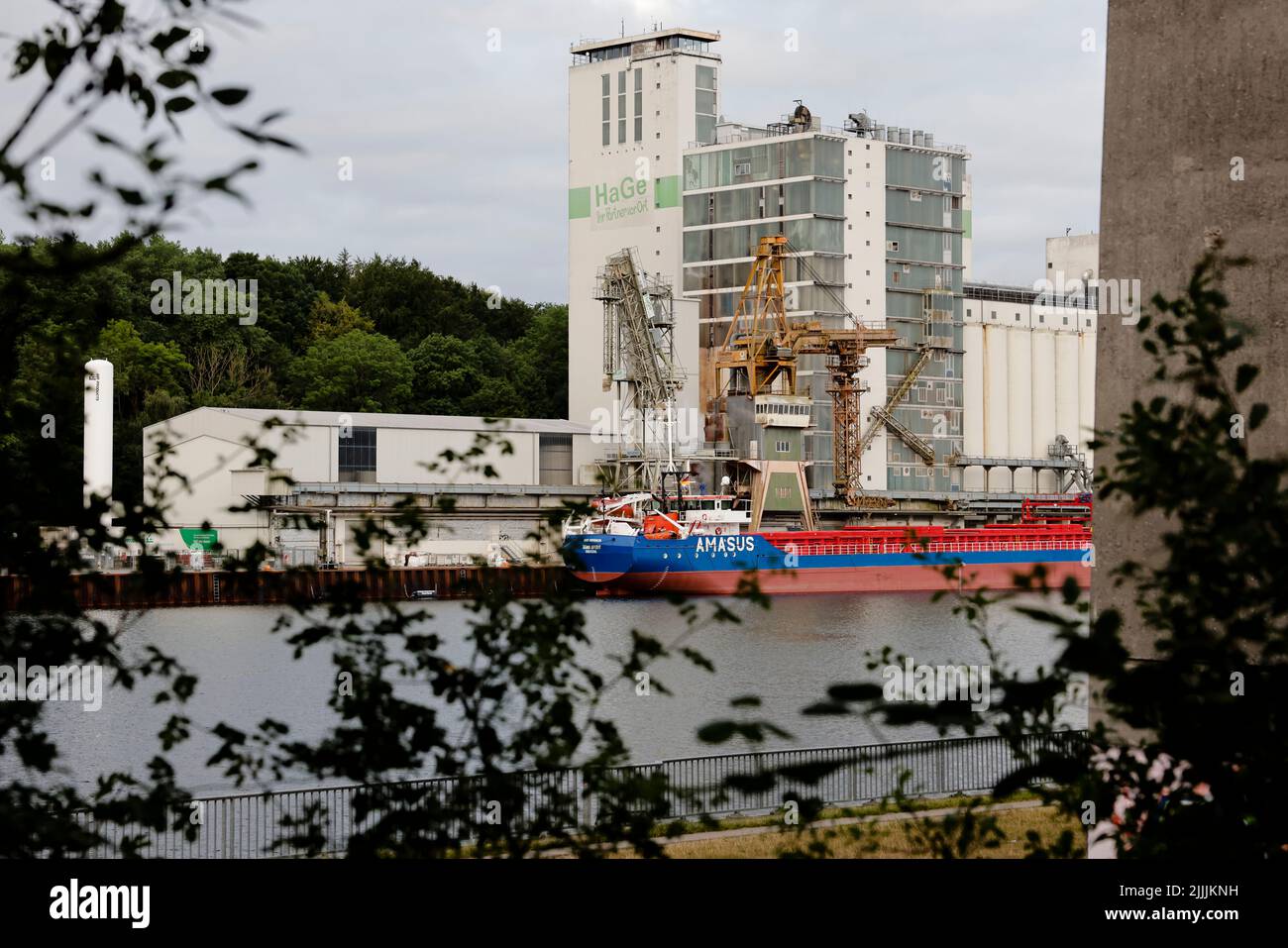 Kiel, Germany. 27th July, 2022. The cargo ship "Amasus" lies in front ...