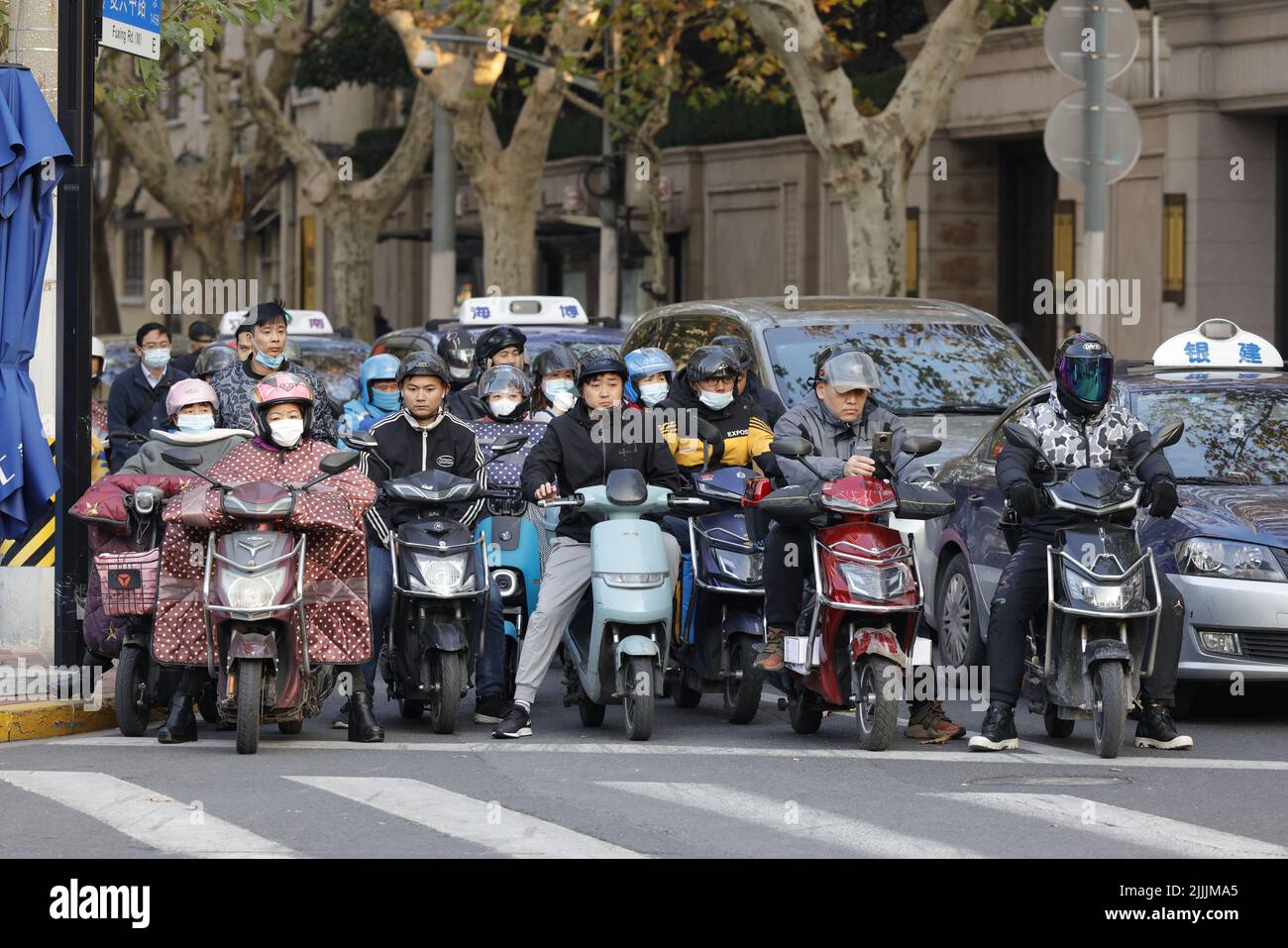 Driving around town hi-res stock photography and images - Alamy