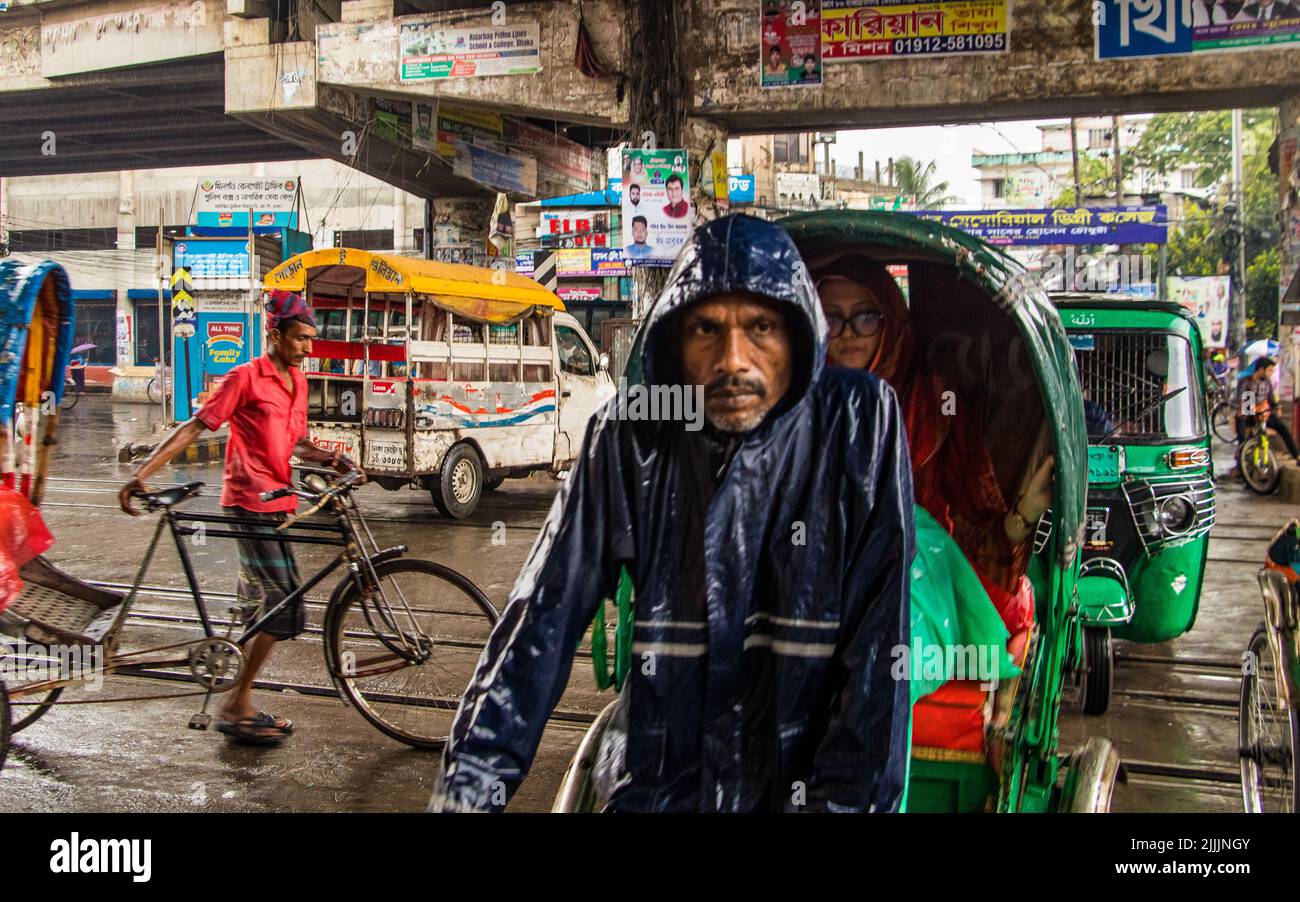 Street people's lifestyles during the rainy seasons. City people ...