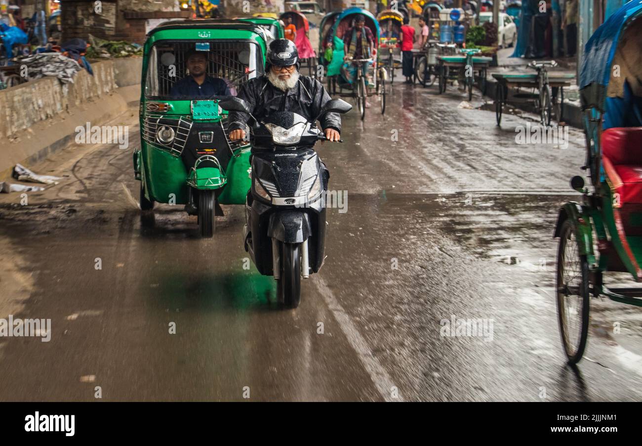Street people's lifestyles during the rainy seasons. City people ...