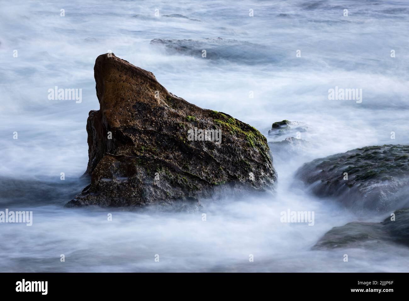 Water around rocks hi-res stock photography and images - Alamy