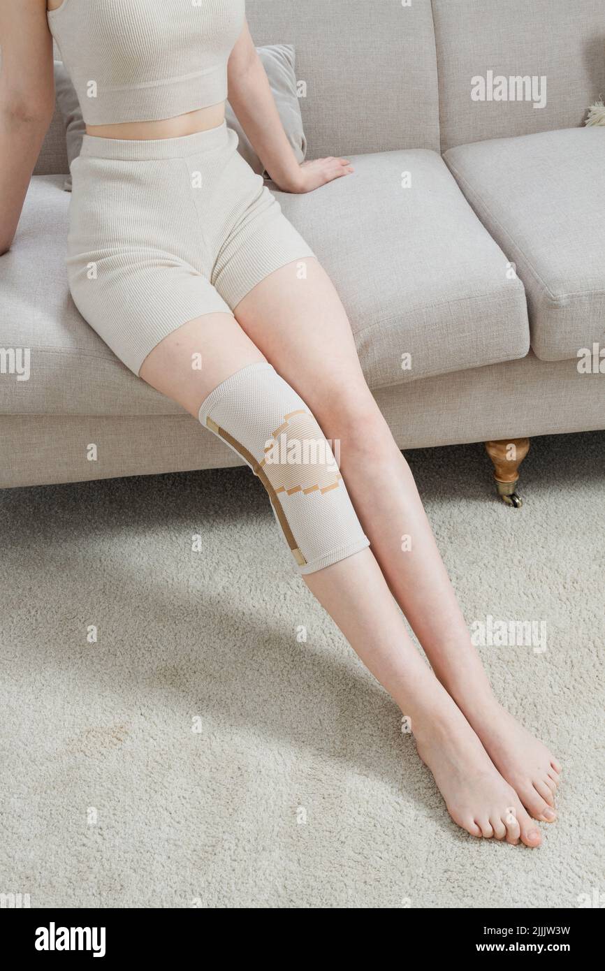 Woman wearing a leg brace hi-res stock photography and images - Alamy
