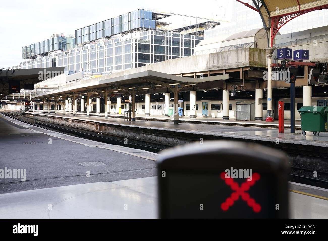 27 platforms hi-res stock photography and images - Alamy