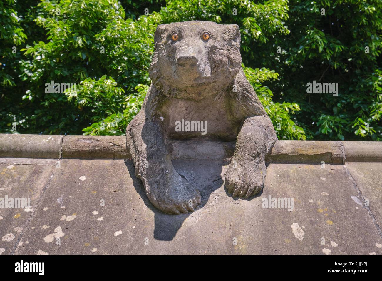 Animal bear statue stone hi-res stock photography and images - Alamy